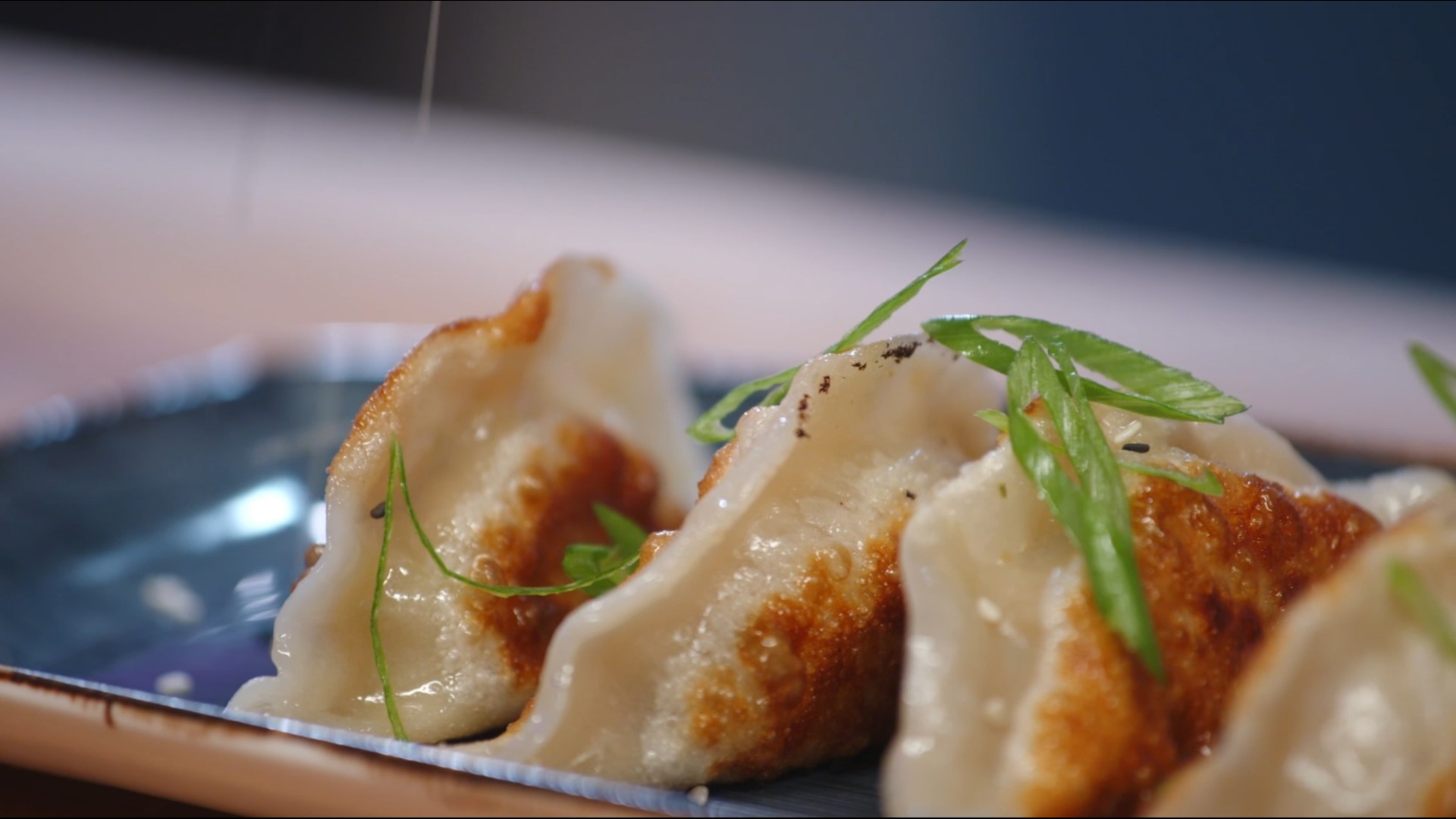 Gyoza di pollo all'erba cipollina con peperoncino croccante