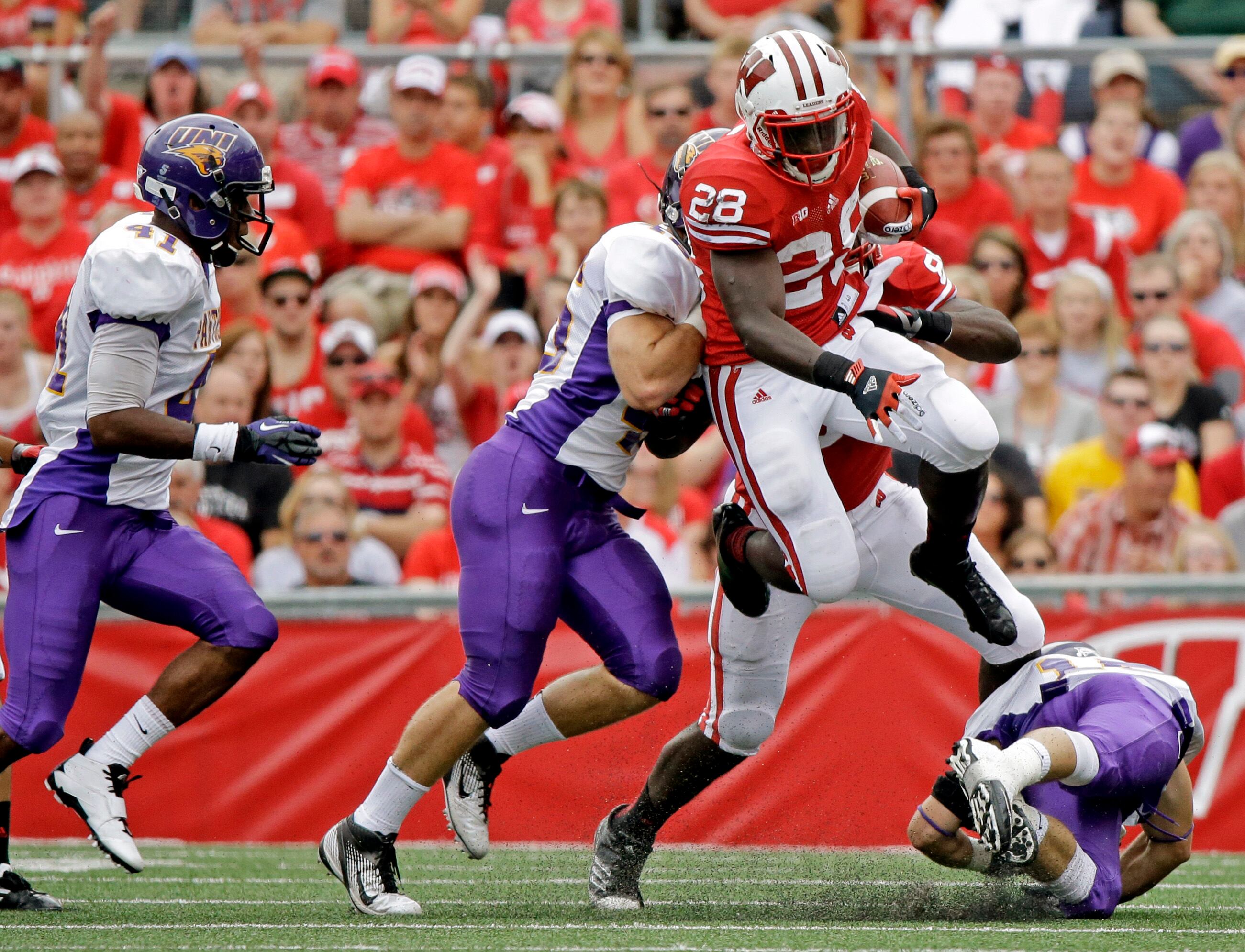 Former Badgers RB selected as College Football Hall of Fame inductee