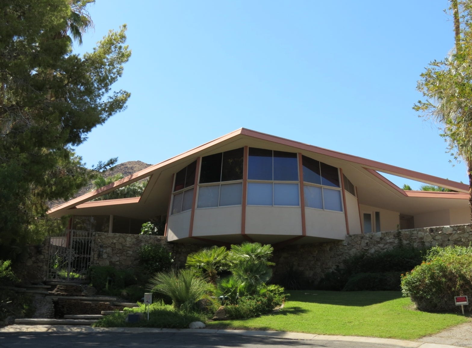 Palm Springs' famed Elvis ‘Honeymoon Hideaway’ on the market again for ...