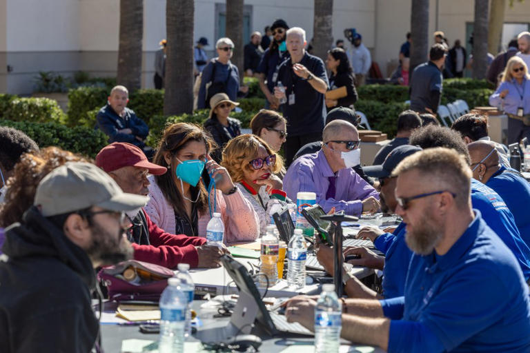 Photos: Angelenos pull together to support wildfire victims, first ...