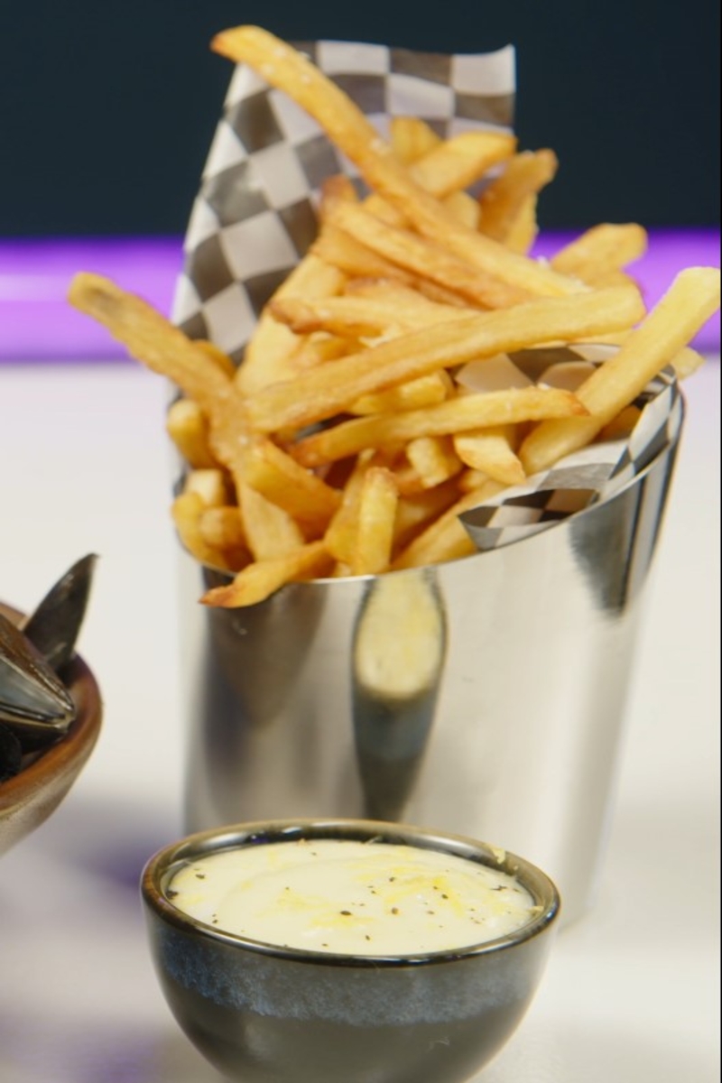 Muscheln und Pommes frites mit Zitronen-Aioli, ein französischer Klassiker