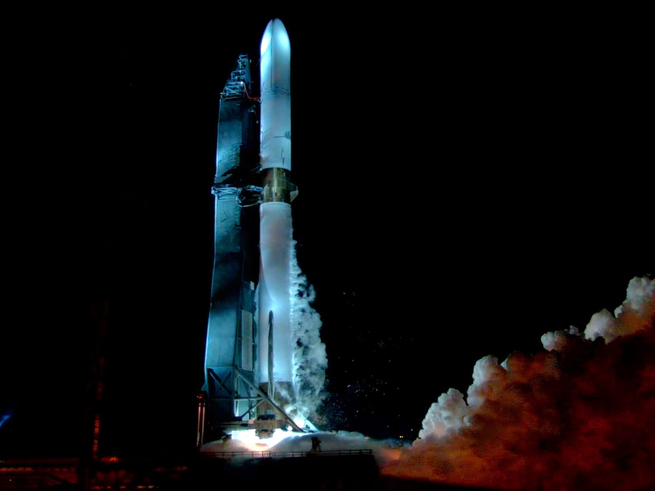 Jeff Bezos' Blue Origin launches New Glenn mega-rocket, entering the ...