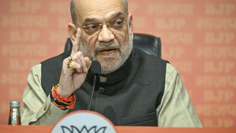 Viral Video | Jai Shah turns protective father as Amit Shah blesses ...