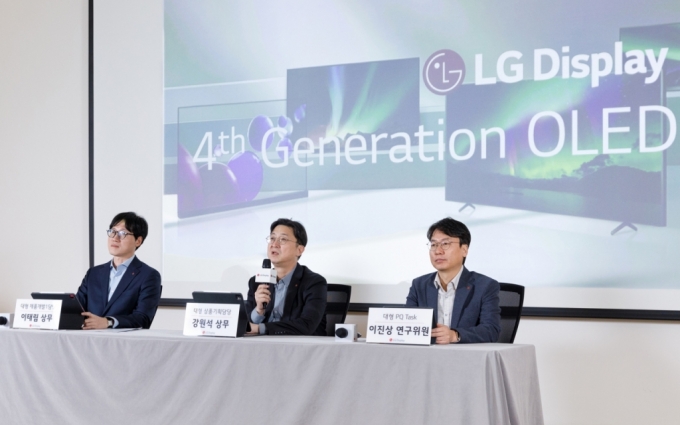 정철동 LGD사장 "올해 턴어라운드"…업계 최고 휘도 4세대 OLED 공개