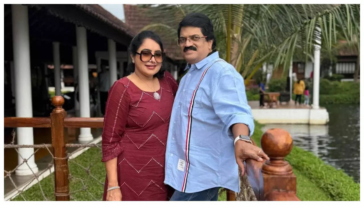 M.G. Sreekumar and wife Lekha celebrate 25 years of marriage and 39 years of togetherness