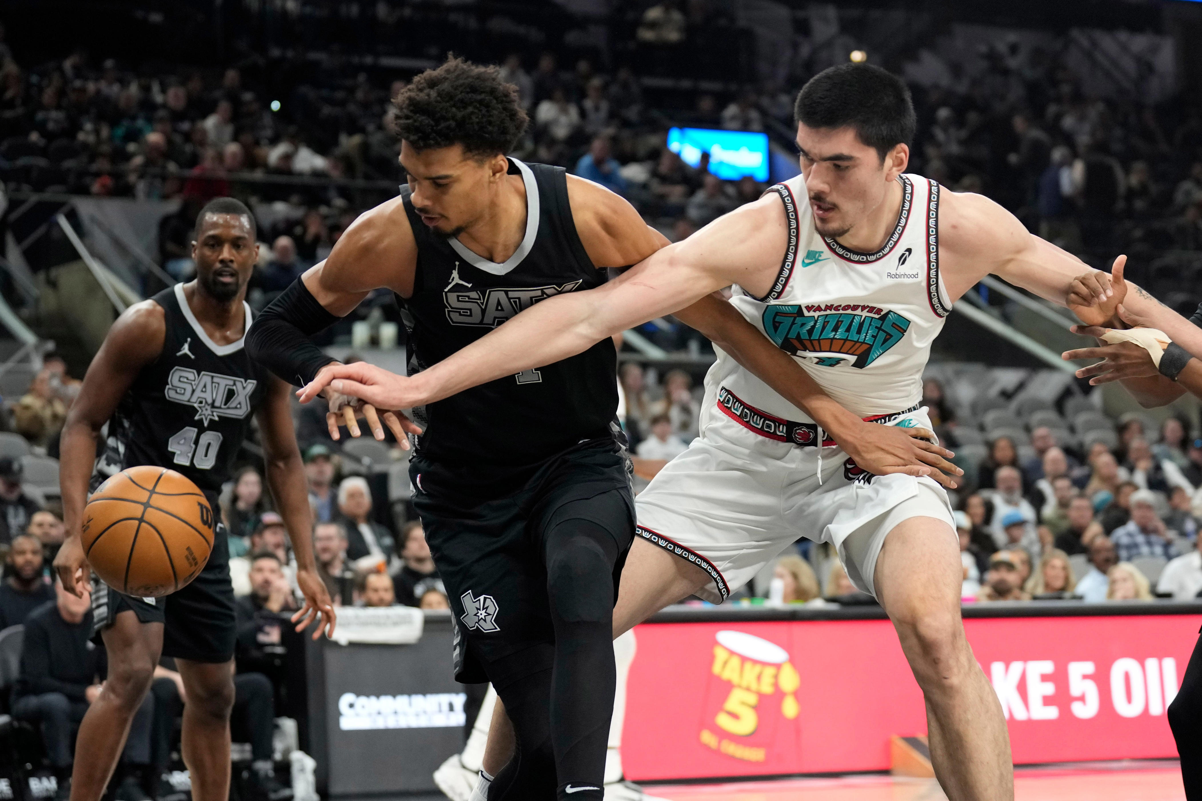 Watch: Zach Edey dunks emphatically on Victor Wembanyama in Grizzlies ...