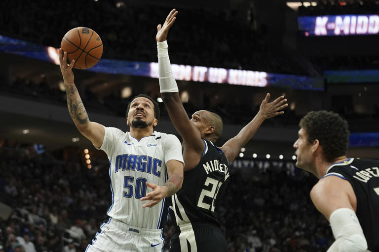 Lillard scores 30 as Bucks roll to a 122-93 victory over Magic