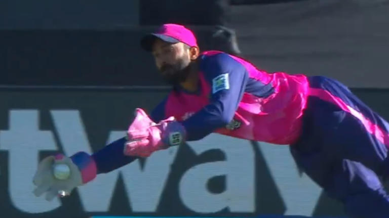 Watch: Dinesh Karthik pulls off one-handed stunner for Paarl Royals in SA20