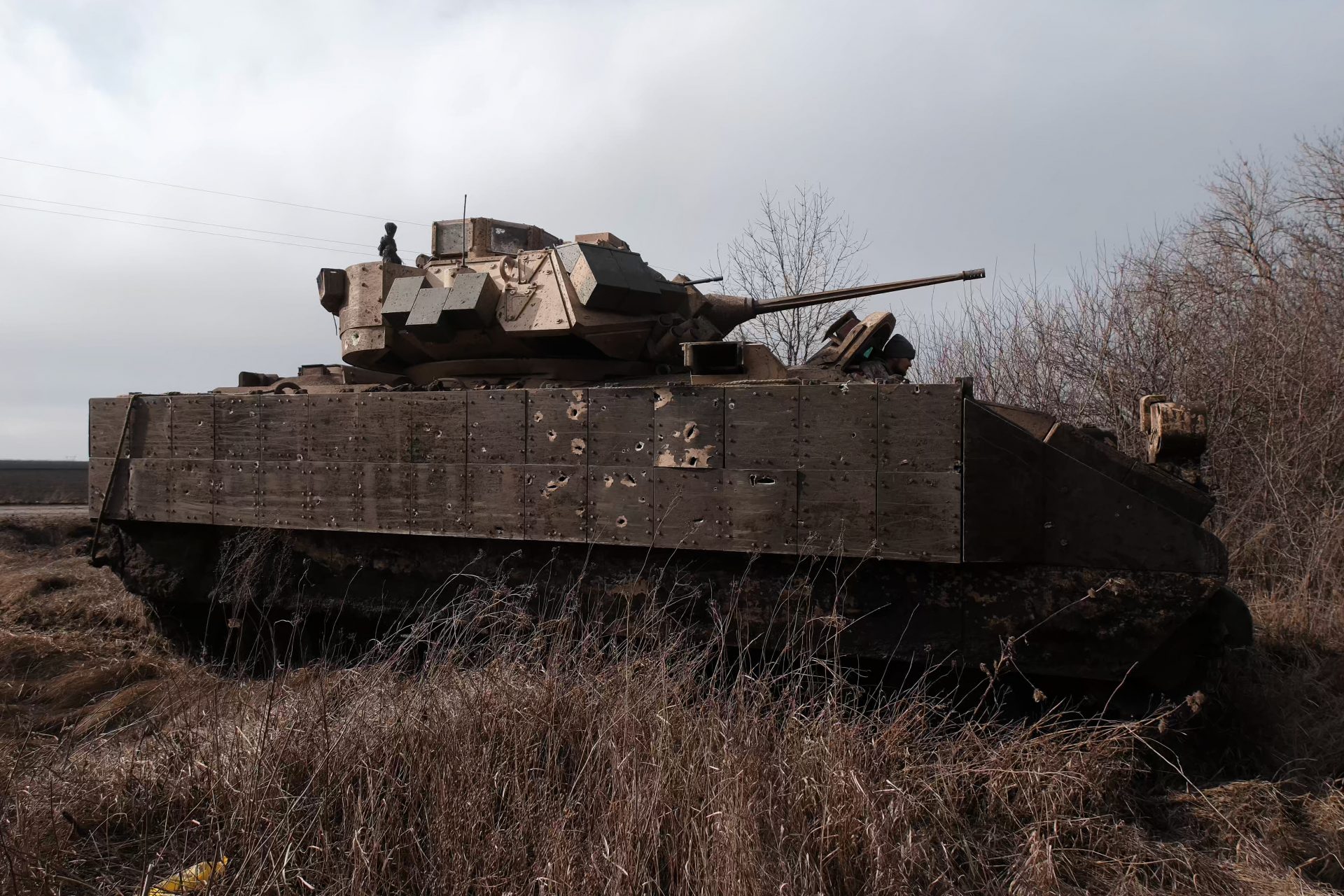 Combat footage captured a Ukrainian M2 Bradley crew destroying a ...