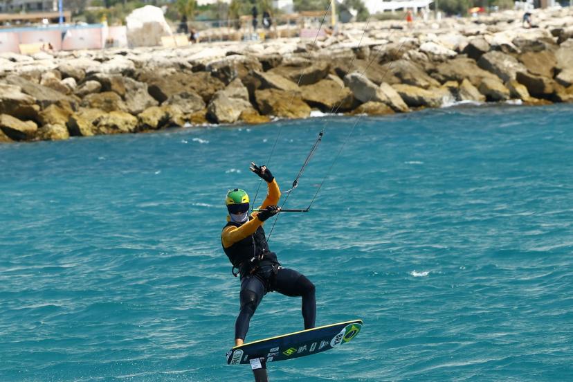 L'athlète olympique de kitesurf Bruno Lobo sauve une femme de la noyade