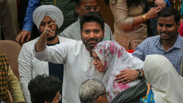 Delhi Elections: AAP Replaces Its Candidate From Matia Mahal, Fields ...