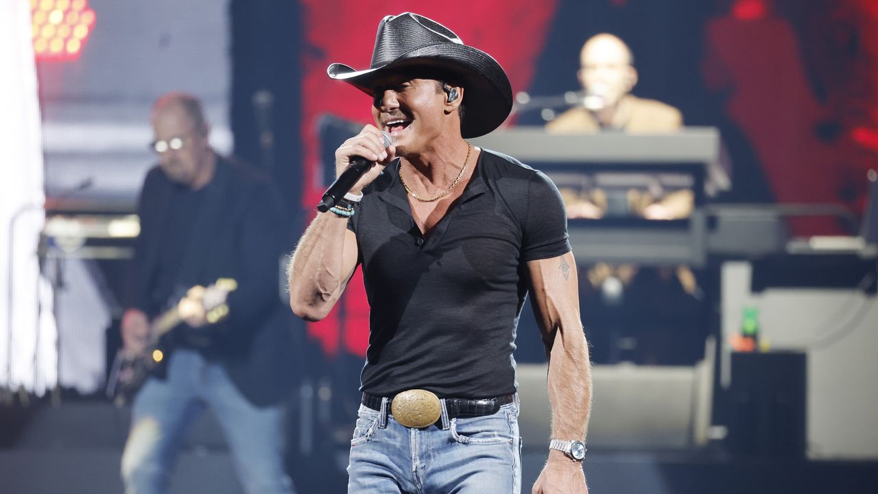 Tim McGraw to perform at inaugural "Field of Dreams" concert