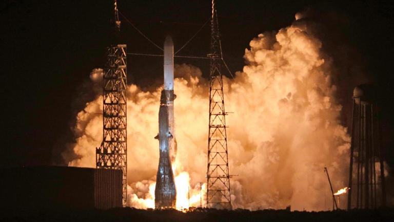 Jeff Bezos’ Blue Origin Successfully Launches Its New Glenn Rocket Into ...