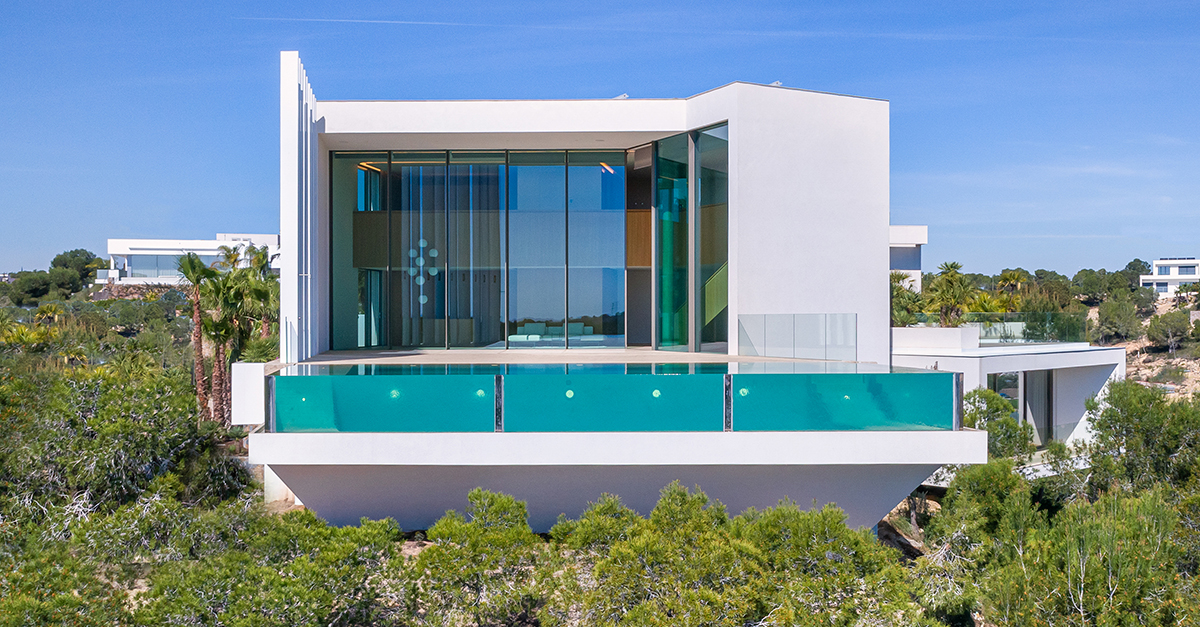 Discover this amazing house with an indoor infinity pool in Orihuela