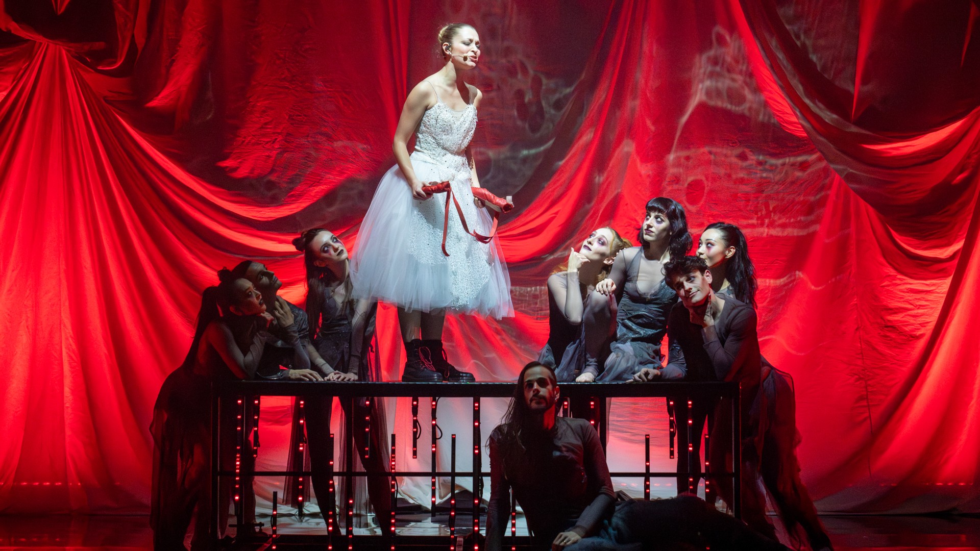 Les Souliers rouges : le spectacle musical de Marc Lavoine fait son ...