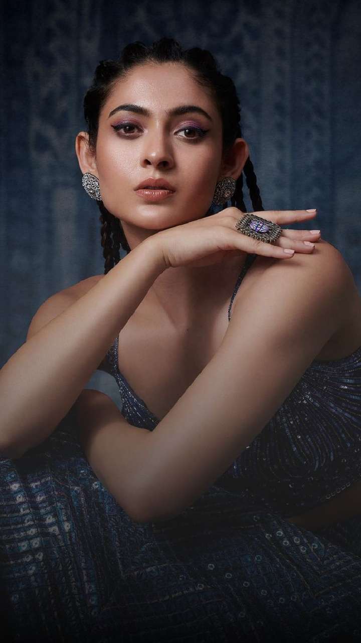 Traditional Outfits to Starstruck Everyone At Your Sister’s Roka Ft ...