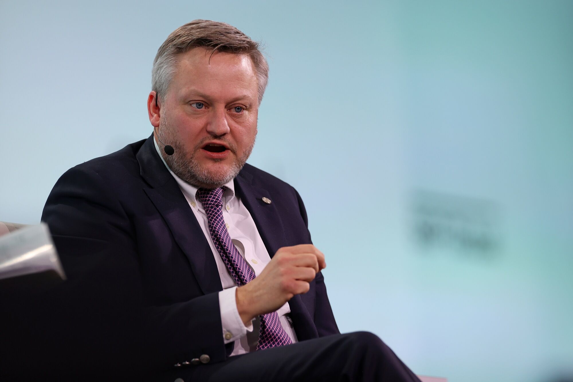 BP eliminará el 5% de su personal para reducir costos, dice CEO