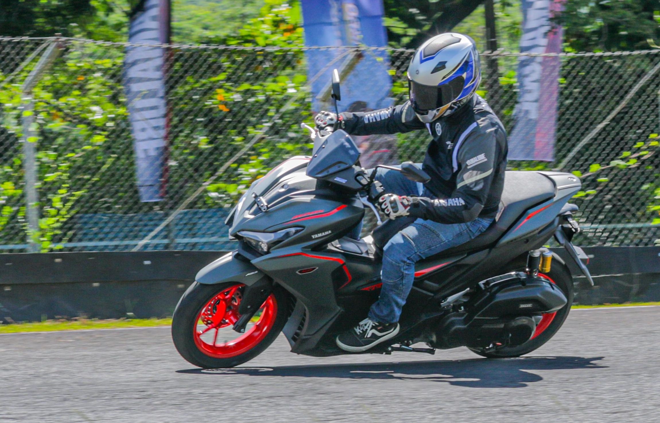 Test Ride Yamaha Aerox Alpha di Sirkuit Balap, Ternyata Seenak Ini