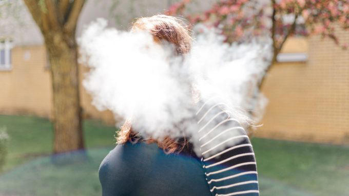 Cette femme est une grande fumeuse, sa jumelle n’a jamais touché à une ...
