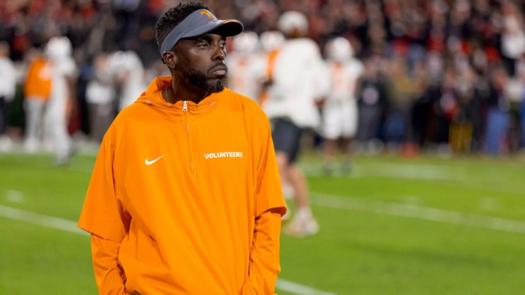 UT 'nearing deal' to keep football defensive coordinator Tim Banks at ...