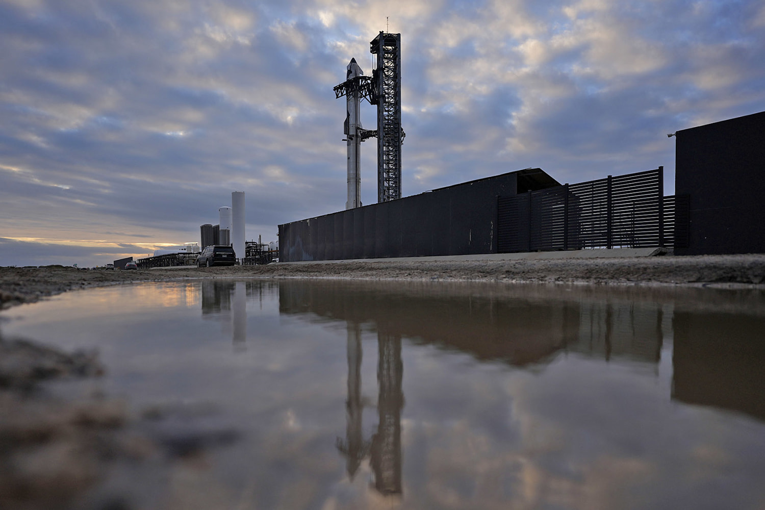 SpaceX loses its Starship rocket in test flight but catches its booster ...