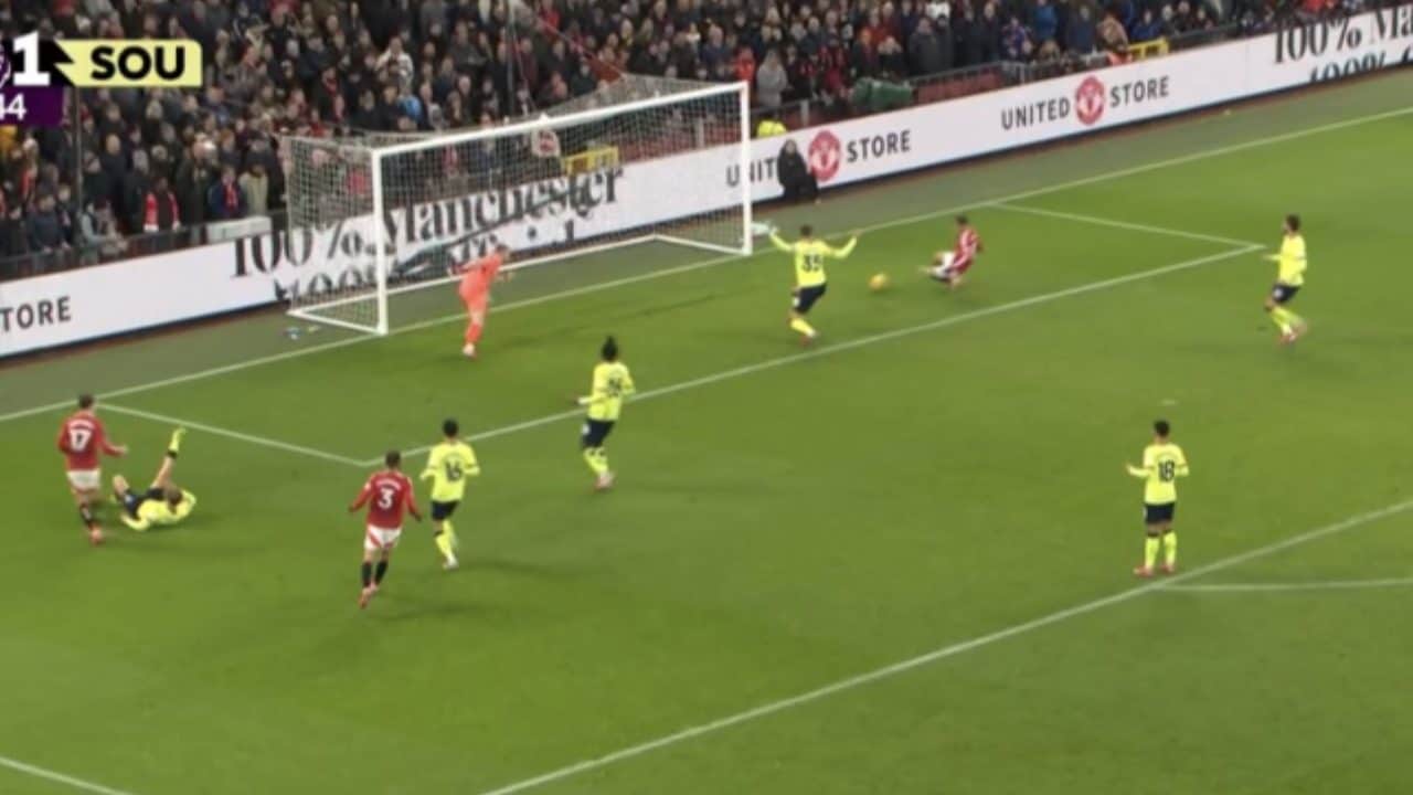 Anthony fa un errore colossale, con la porta spalancata riesce a ...