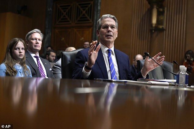 Scott Bessent expertly turns the tables on Bernie Sanders question