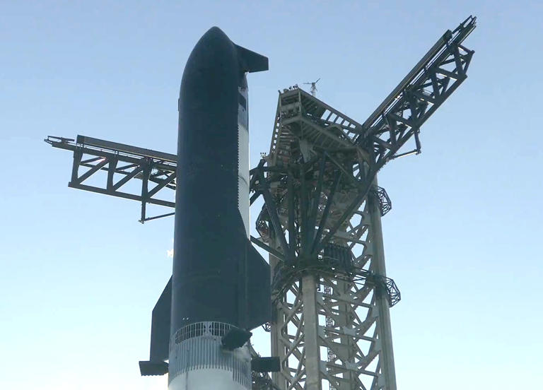 SpaceX's new-generation Starship explodes after taking off on its ...