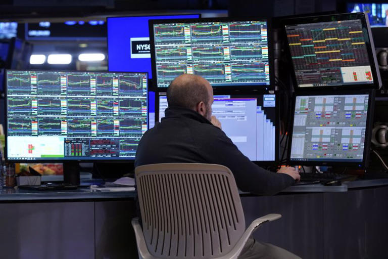 新型「3人乗りトライク」70万円台で市販化か！ パワフルな“250ccエンジン”搭載の「APトライク250」開発進む！ カーターの新「チョイ乗りモデル」は“公道走行”も可能！