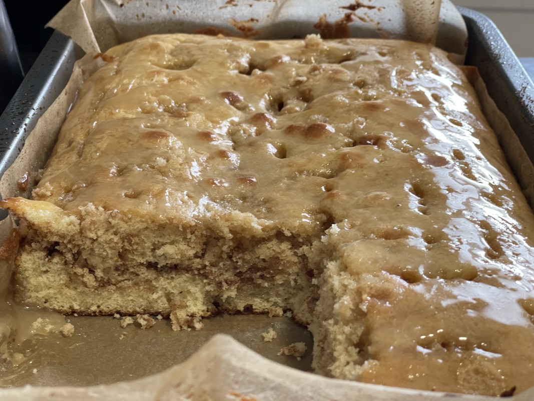 I Tried the Reddit-Famous Cinnamon Roll Poke Cake and I Get Why It Went ...