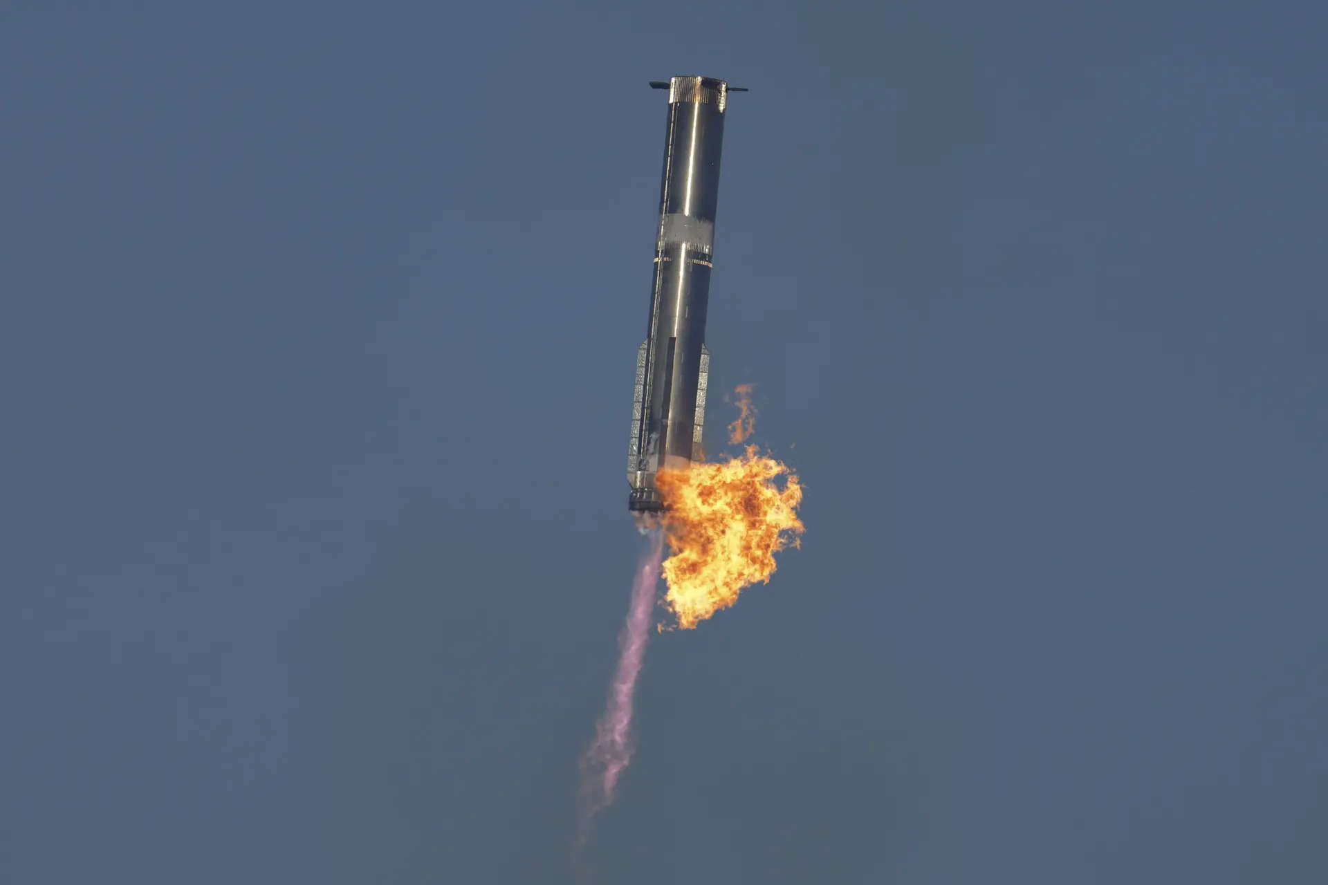SpaceX loses spacecraft after catching rocket booster at the launch pad ...