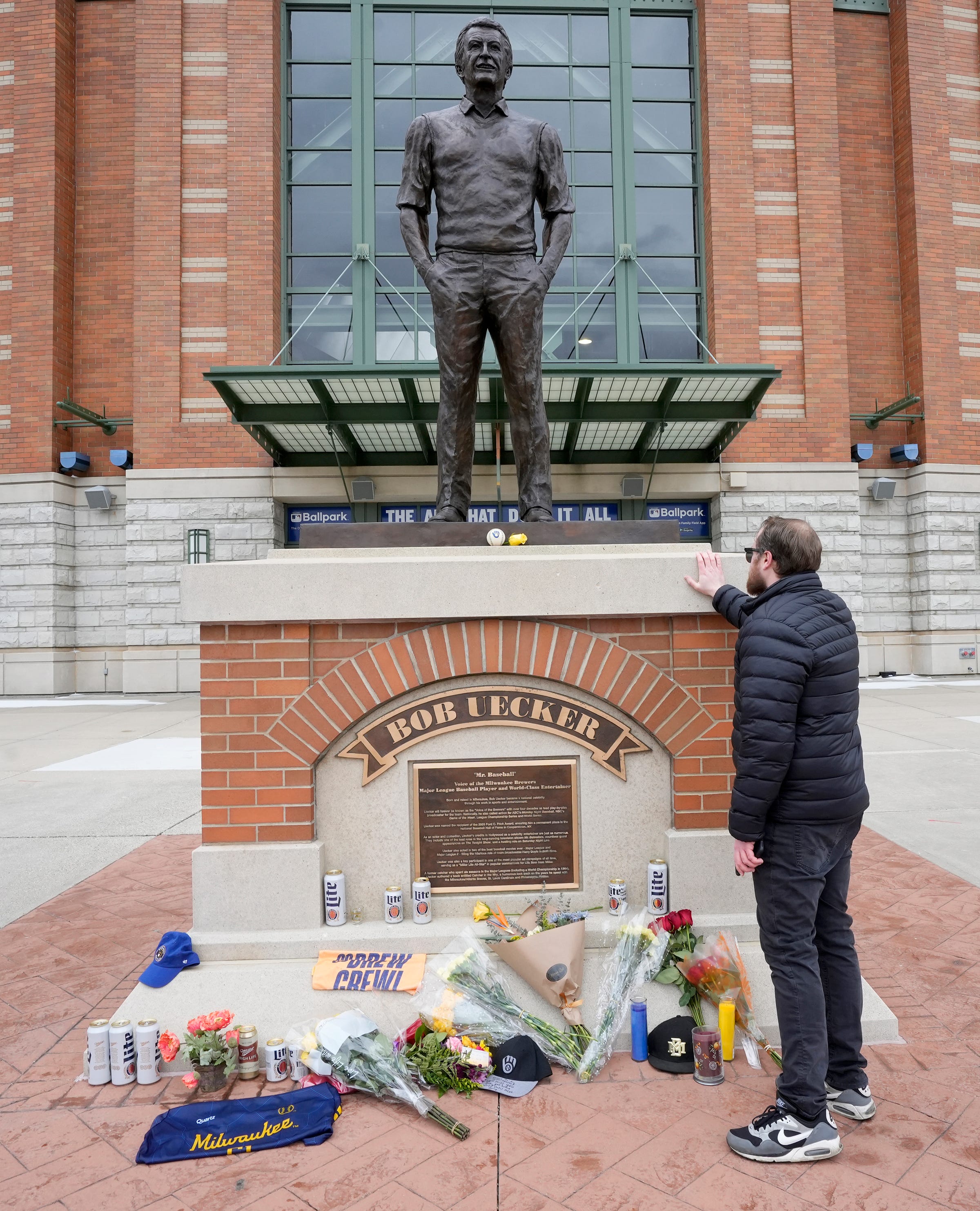 Brewers fans pay their respects to Bob Uecker in fitting Milwaukee ...