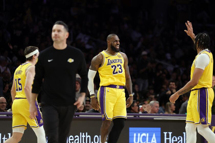 LeBron James waved at young fan sitting courtside at Lakers game. Then ...