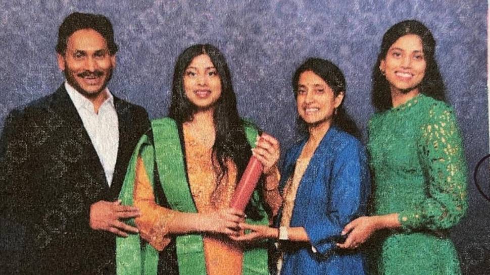 YS Varsha Reddy: పుత్రికోత్సాహంలో మాజీ సీఎం వైఎస్ జగన్.. డిగ్రీ పట్టా ...