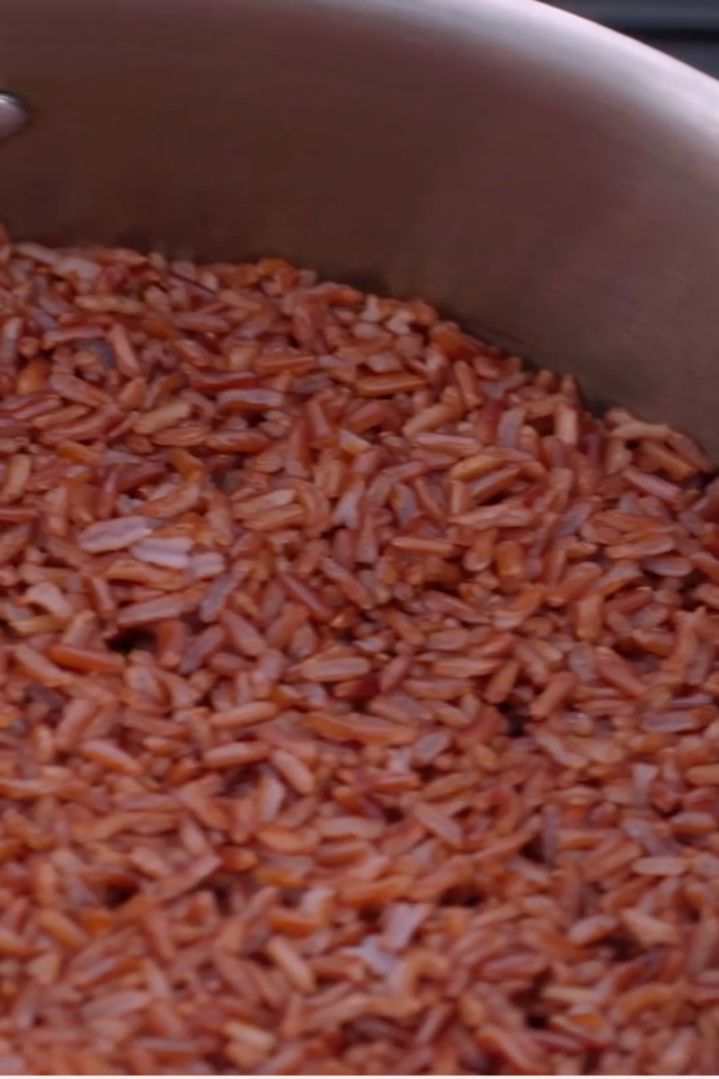 Le riz rouge, riche en noix, en saveurs et en antioxydants