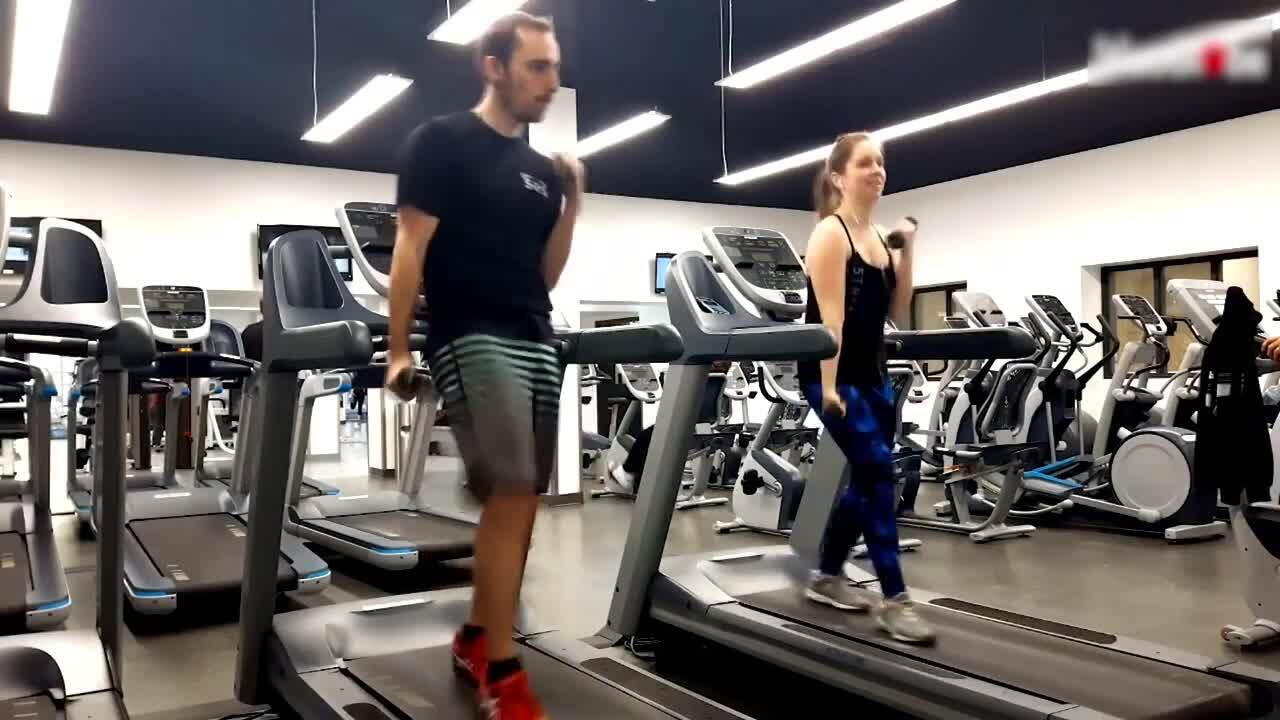Couple Gives Cool Dance Performance on Treadmills At Gym