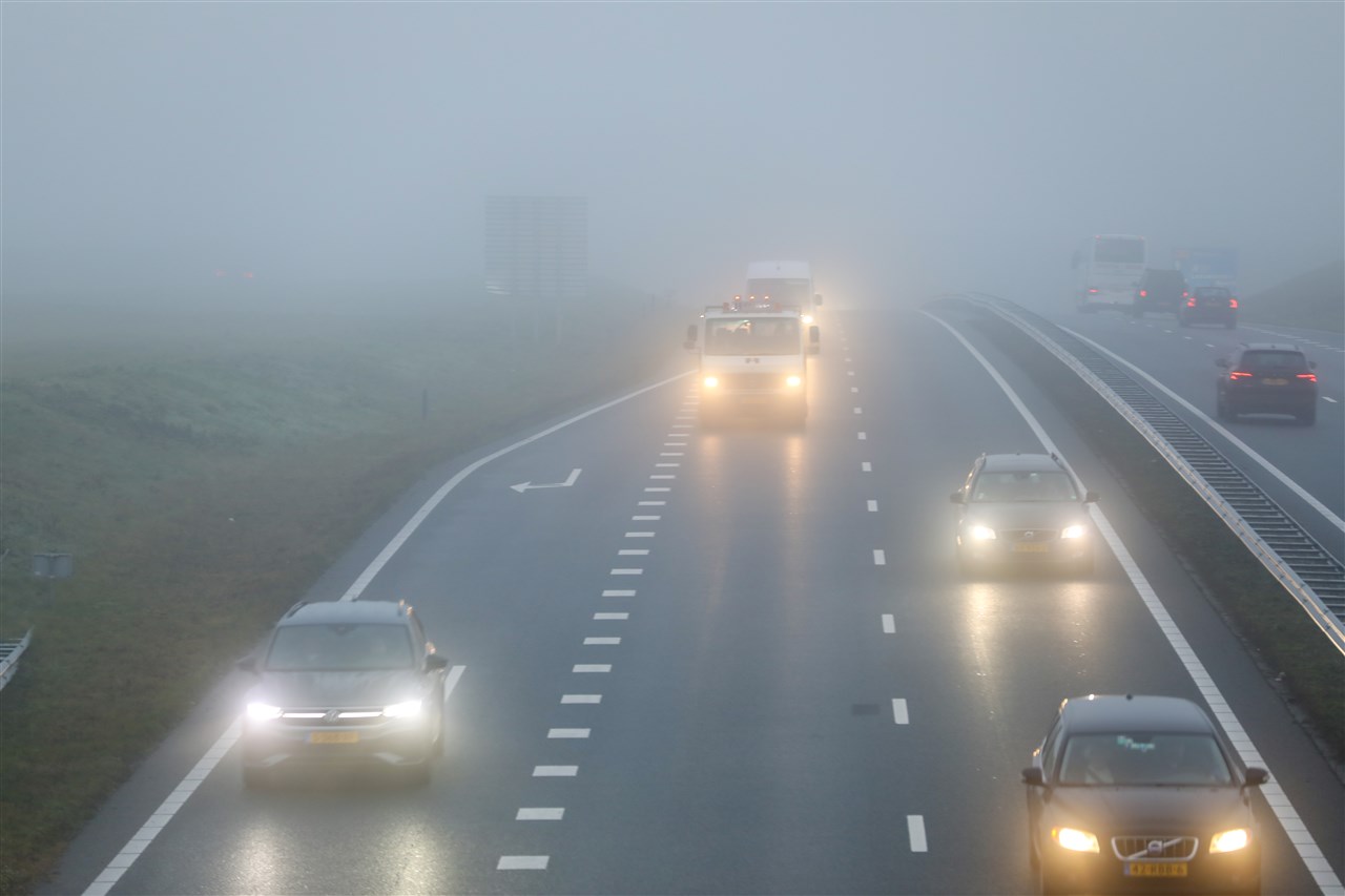 Mist zorgt voor code geel in het hele land