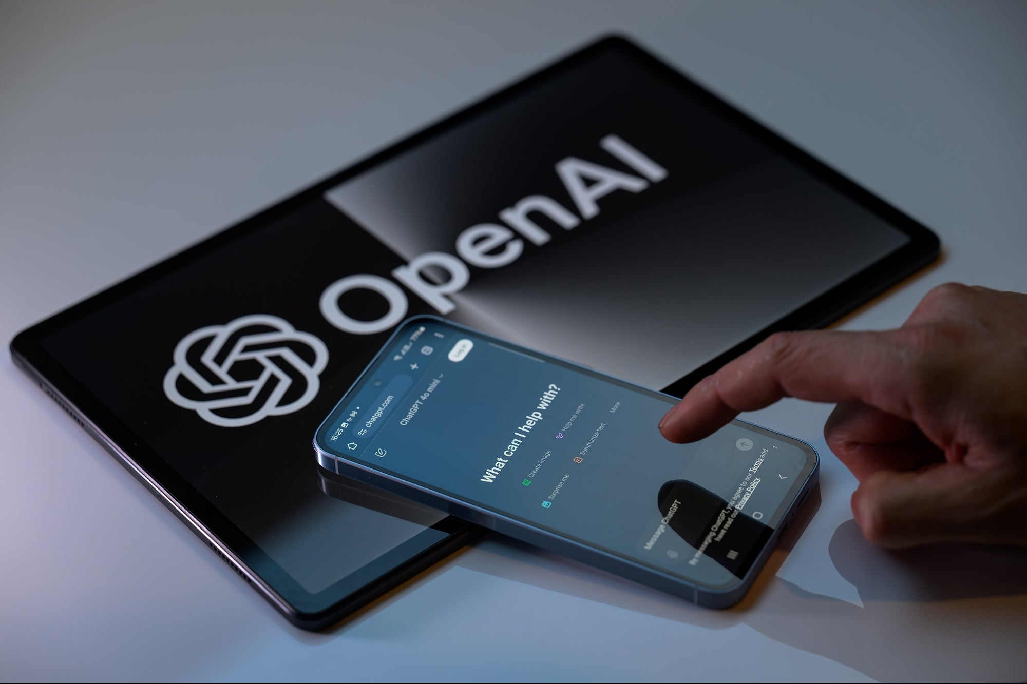 OpenAI estrena Tasks: el asistente que complementa a ChatGPT y que podría destronar a Siri y Alexa
