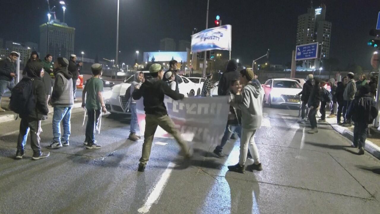 Israeli anti-ceasefire protesters block highway