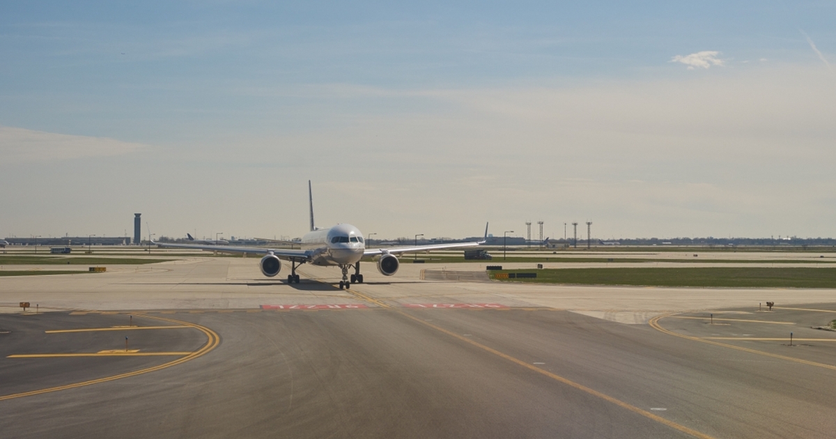 Chicago Flight Strikes Coyote on Runway