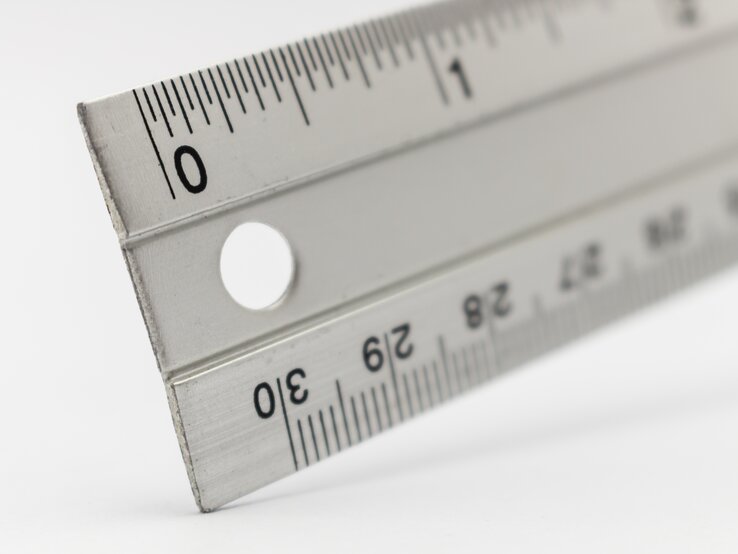 Das Loch im Lineal: Welchen Zweck und Nutzen hat es?