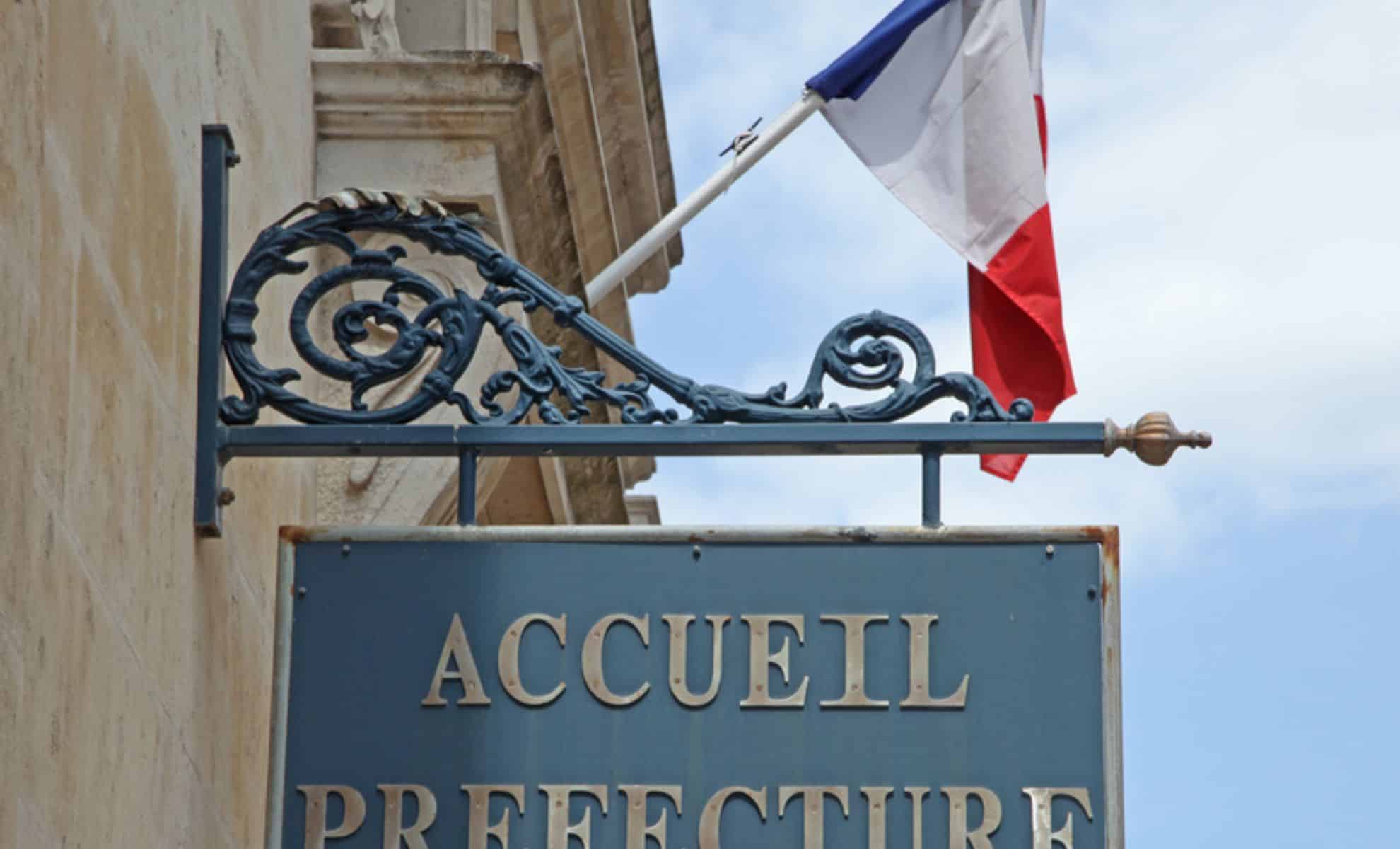 Titres de séjour en France : comment cette préfecture a réduit les ...