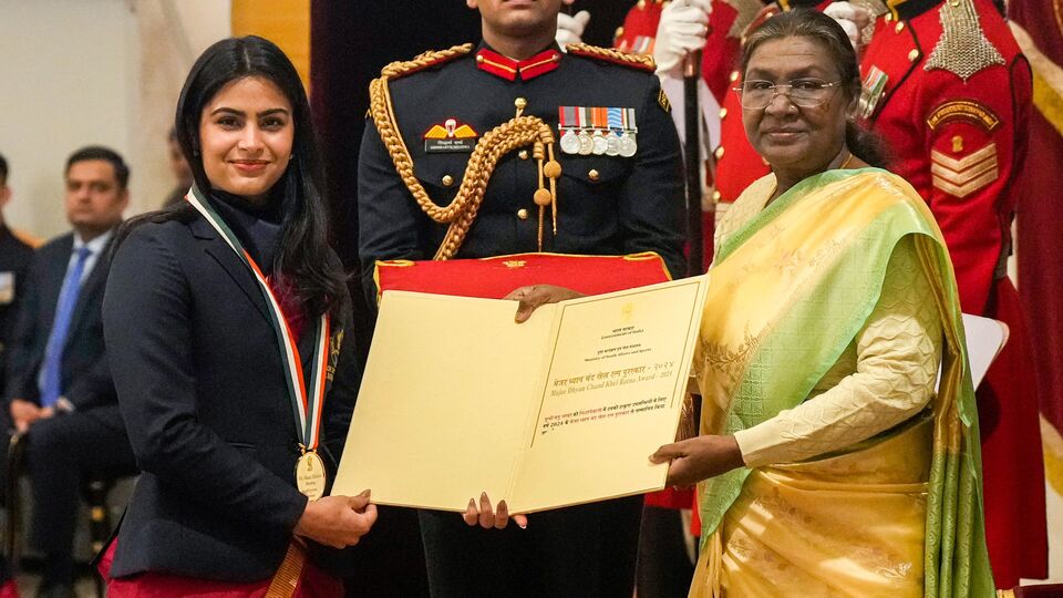 Manu Bhaker's Oops moment seconds before receiving Khel Ratna award ...