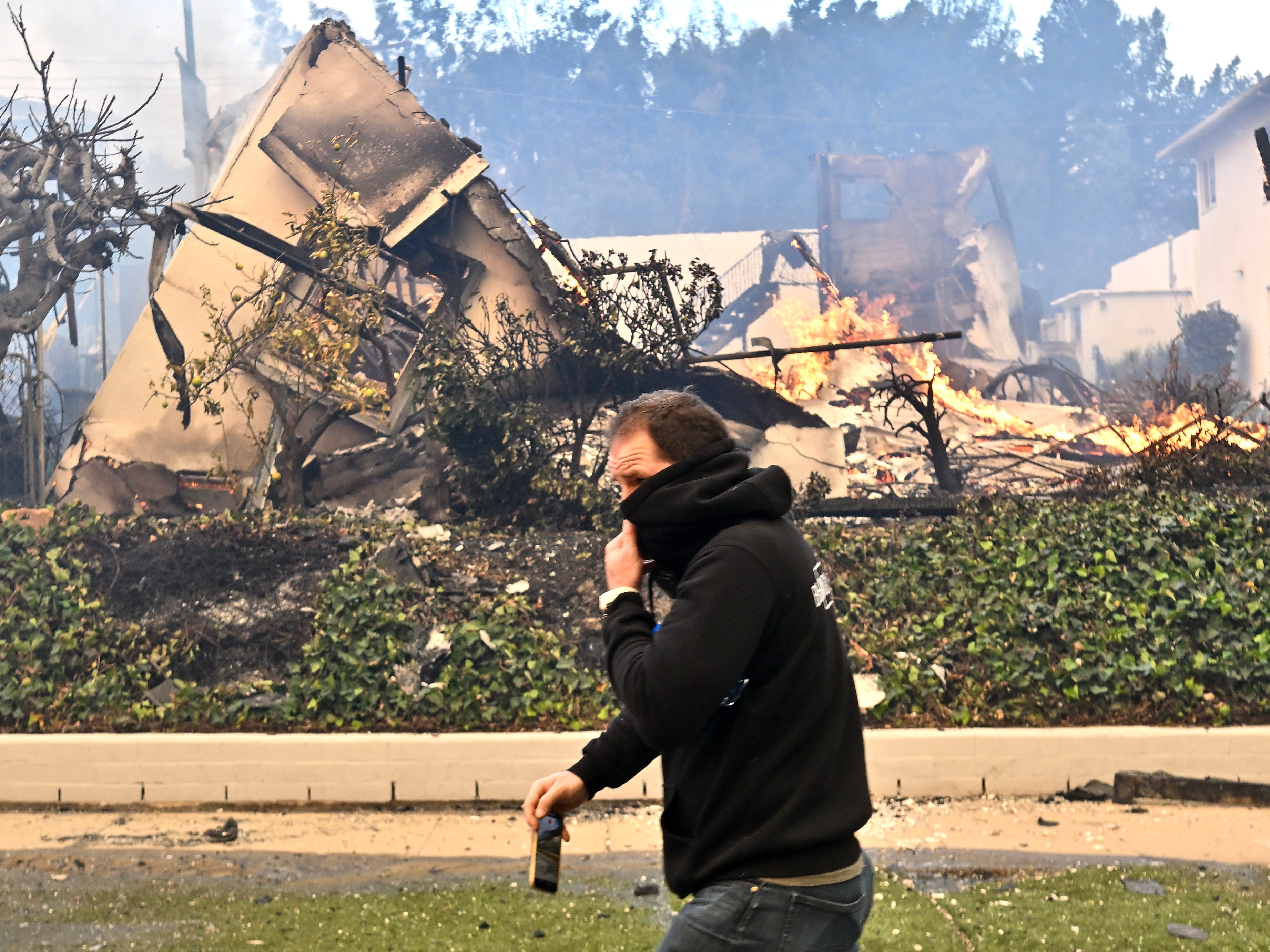 How a climate-risk scientist designed his Pacific Palisades home to ...