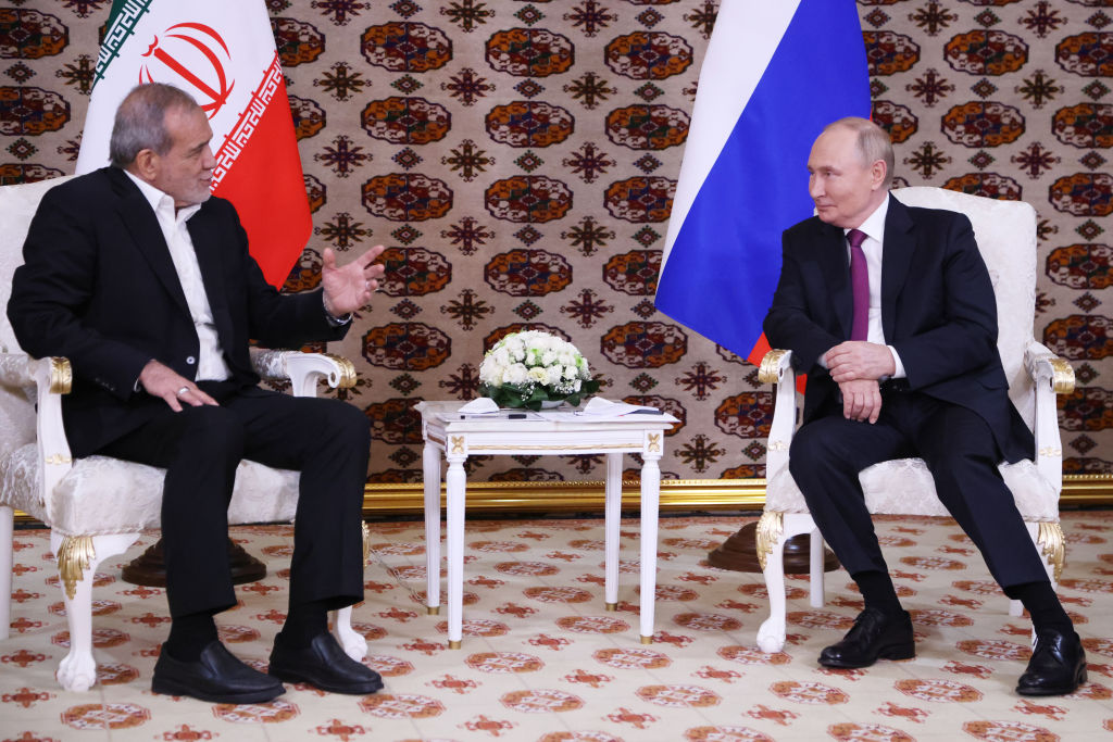 Russia and Iran sign partnership treaty, despite one major issue