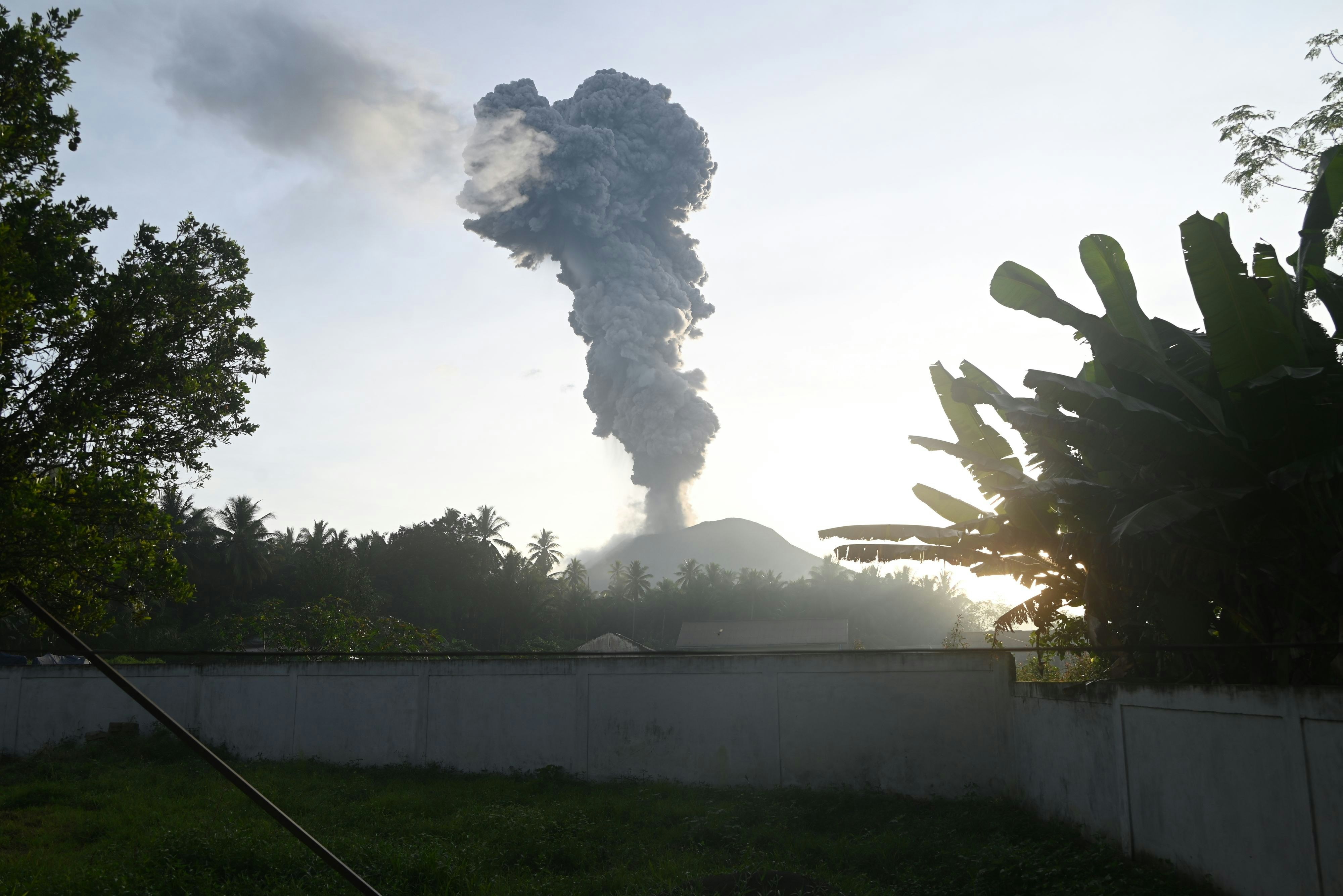 Evakuierungen und Asche-Masken: Vulkan Mount Ibu in Indonesien ausgebrochen