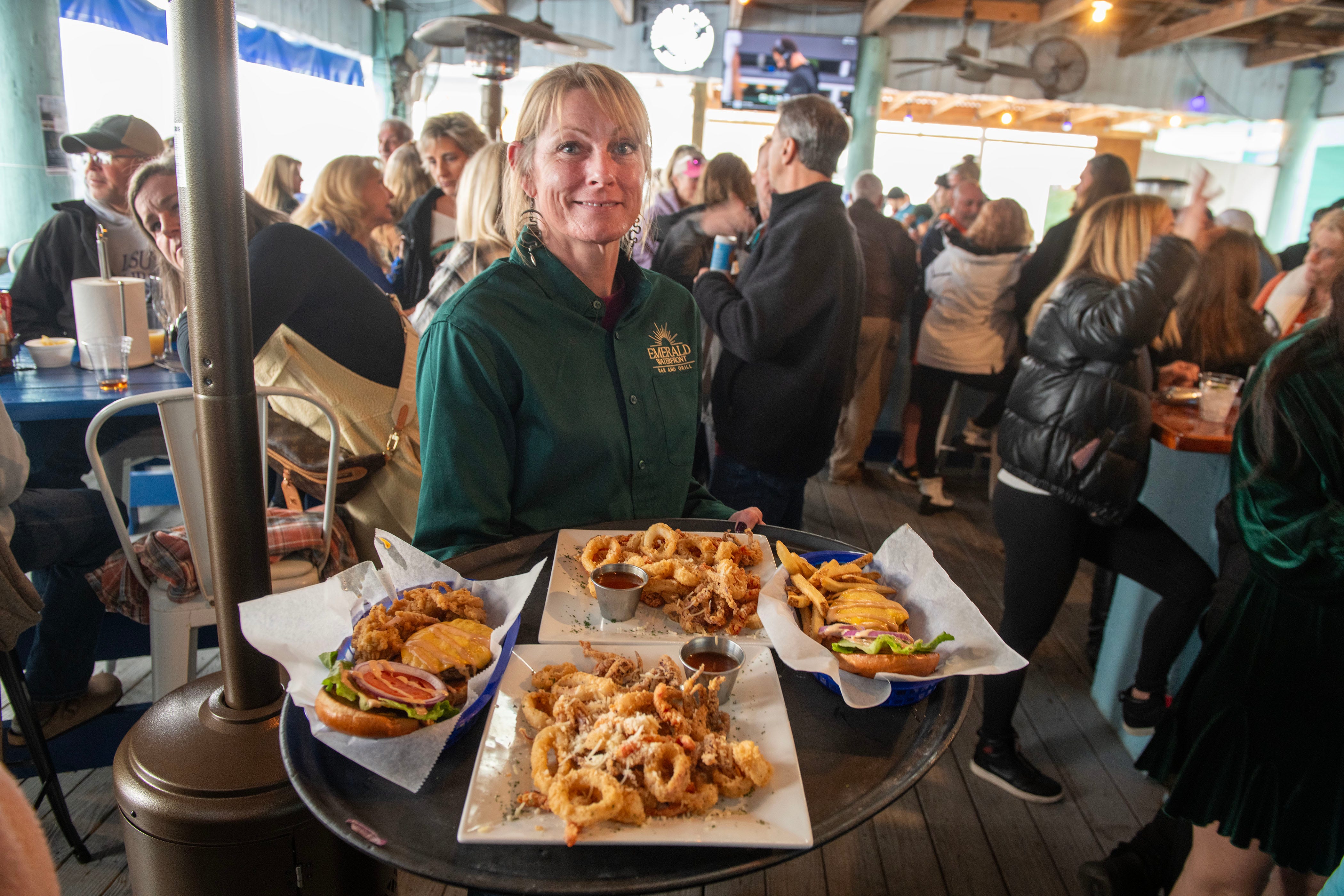 Emerald Waterfront Bar and Grill debuts in Navarre. Here's what to try.
