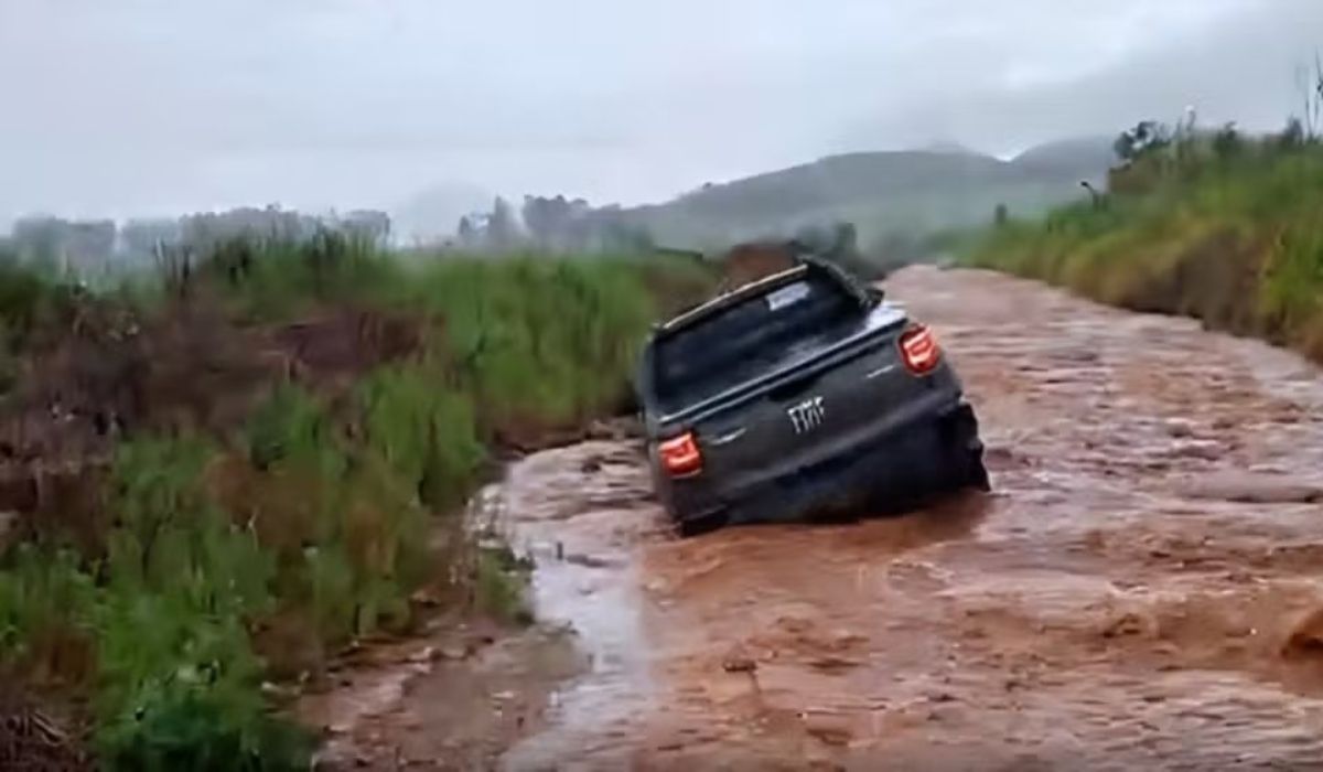 Hevige regen in Brazilië transformeert weg in een modderrivier in ...