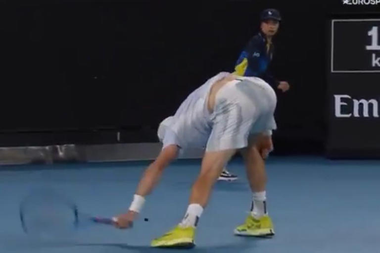 Jack Draper smashes racket and 'loses plot' as Australian Open crowd ...