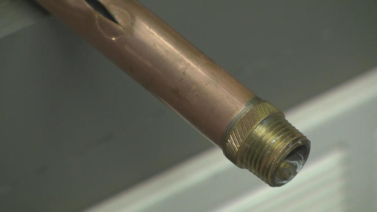 Why are water pipes in Texas vulnerable to bursts in cold temperatures?